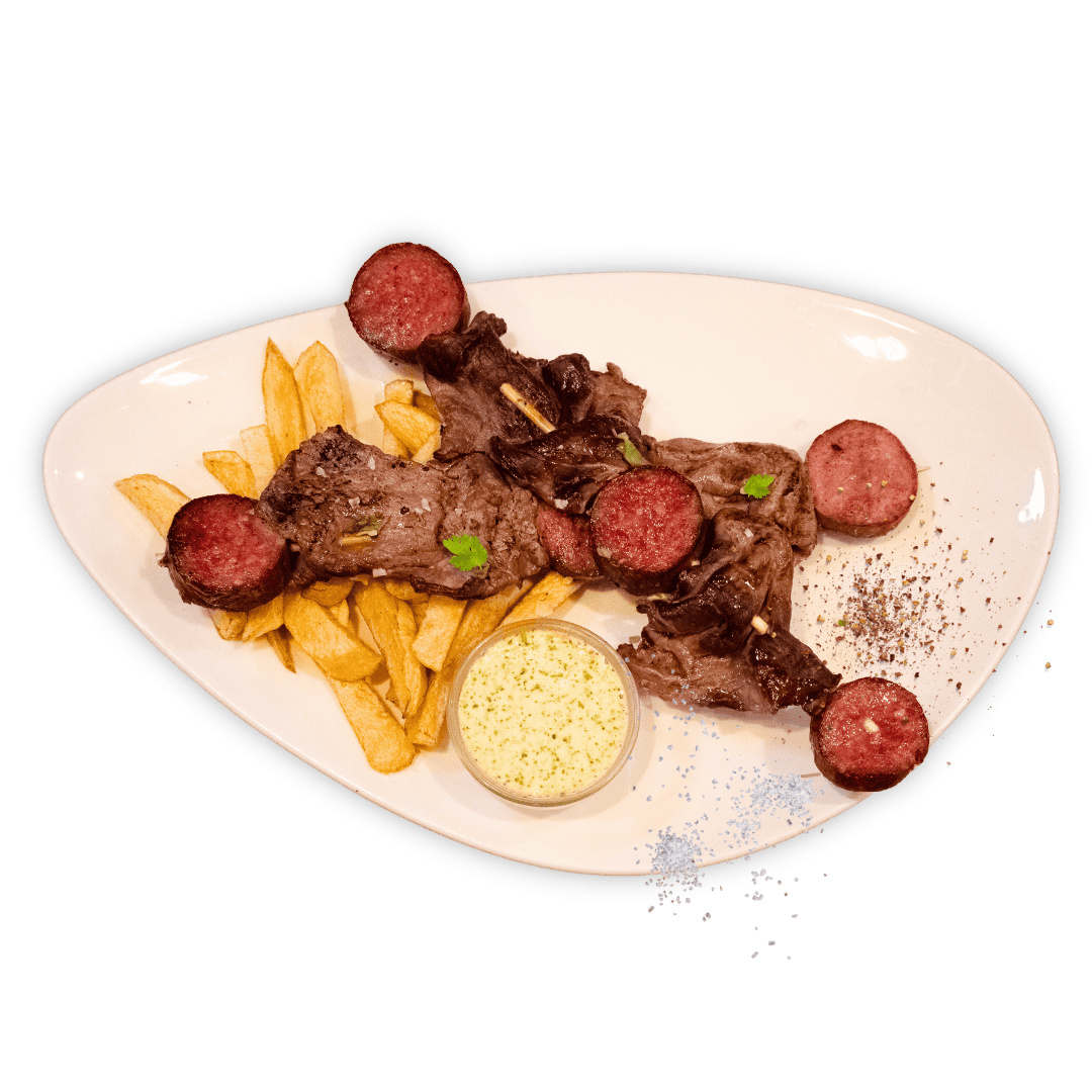 Chuzo de carne con papitas fritas — Restaurante Ecuatoriano Latitud Cero